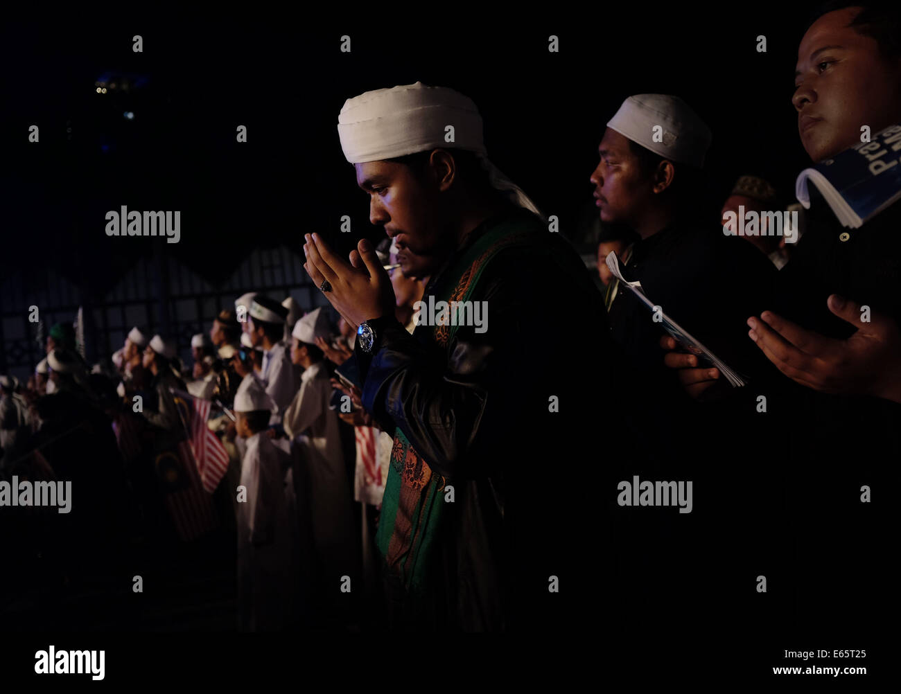 Kuala Lumpur, Malaysia. 15th Aug, 2014. Malaysian Muslims offer prayer ...