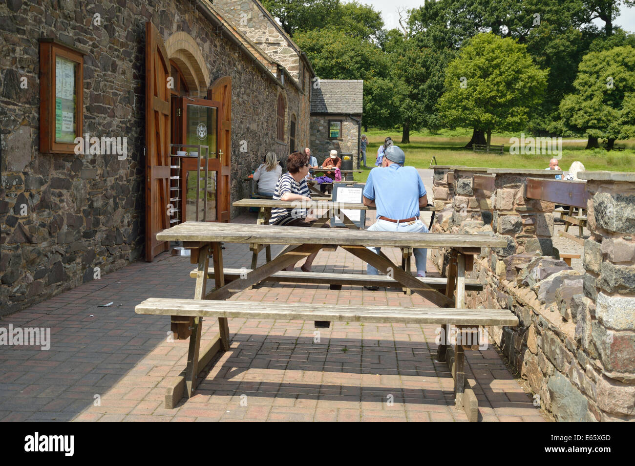 Picnic tables park hi-res stock photography and images - Alamy