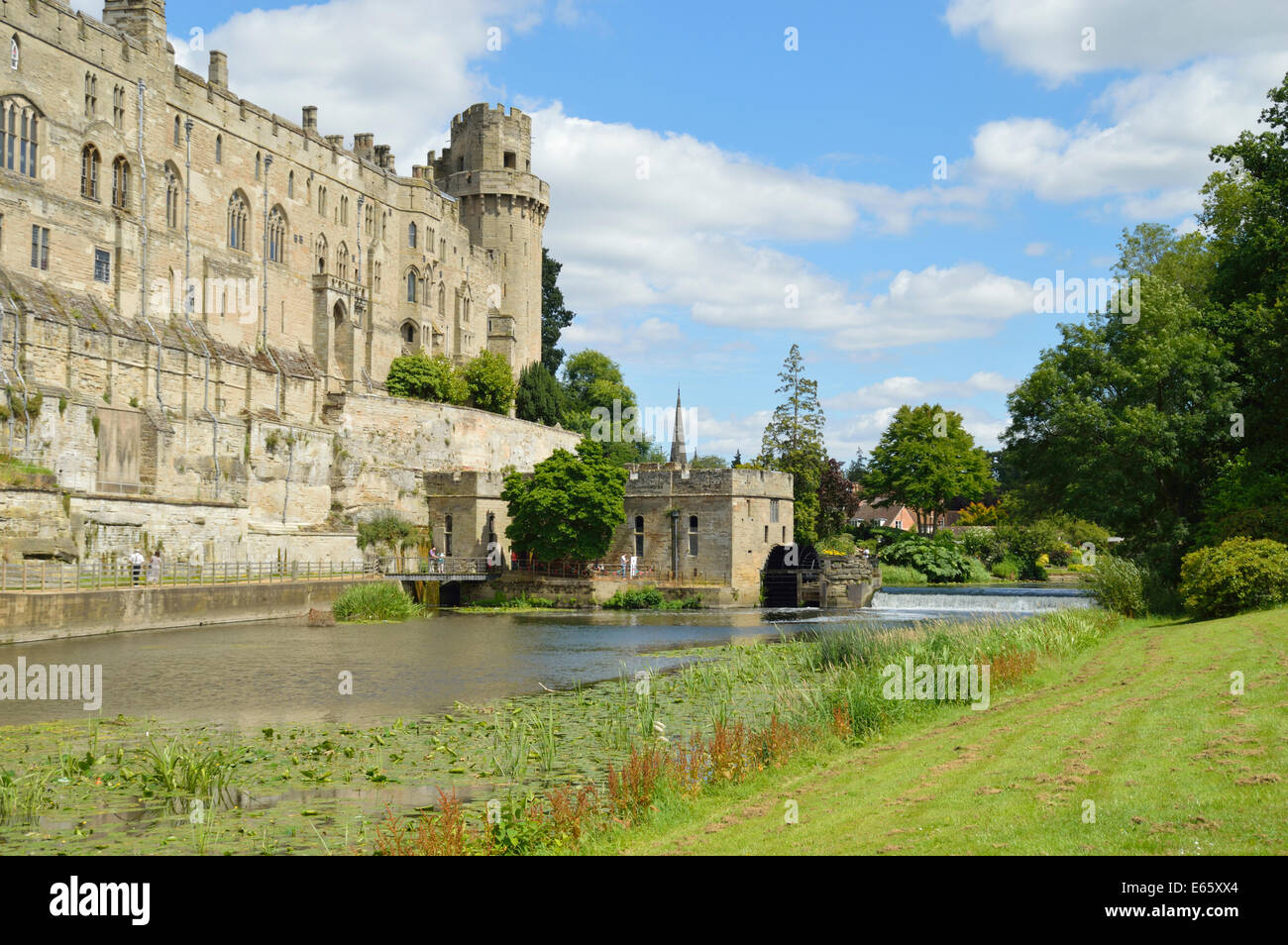 The walls of Warwick Castle alongside the River Avon Stock Photo - Alamy