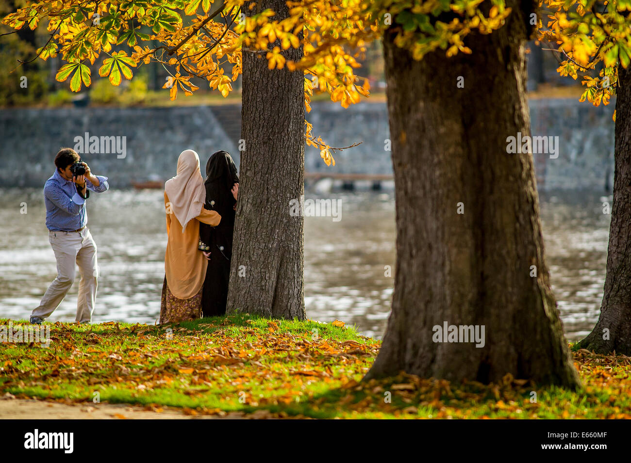 Photographer takes photo of muslim women hi-res stock photography and ...
