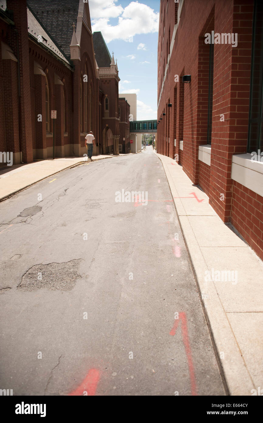 Inner city alley hi-res stock photography and images - Alamy