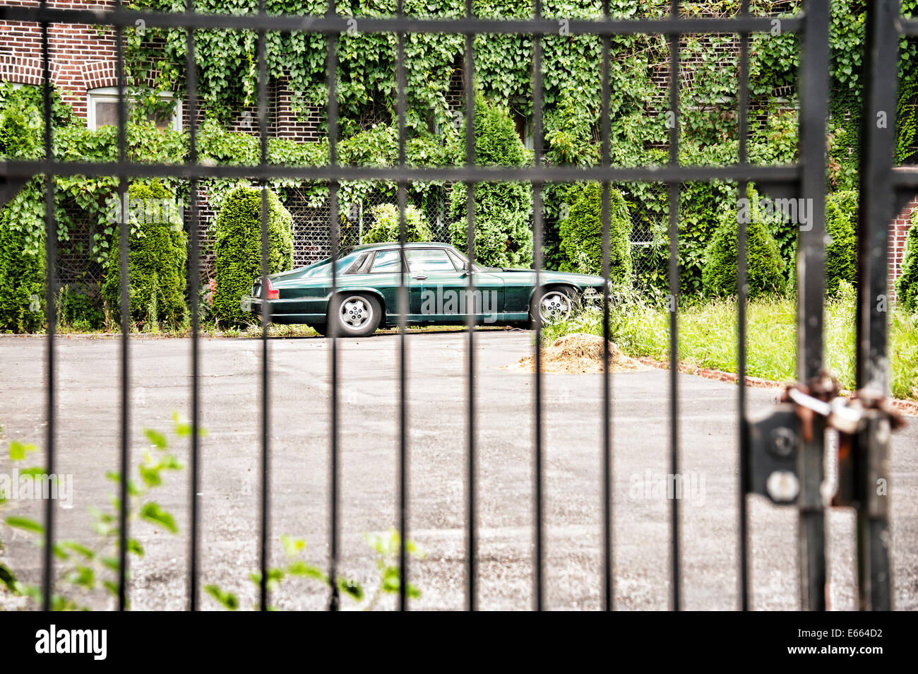 Hiding car hi-res stock photography and images - Alamy