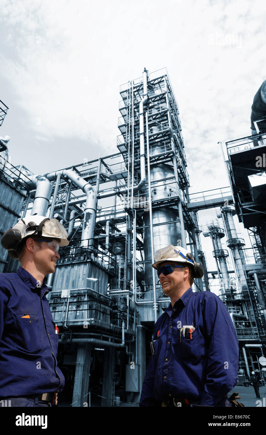 refinery workers, pipelines and towers Stock Photo - Alamy