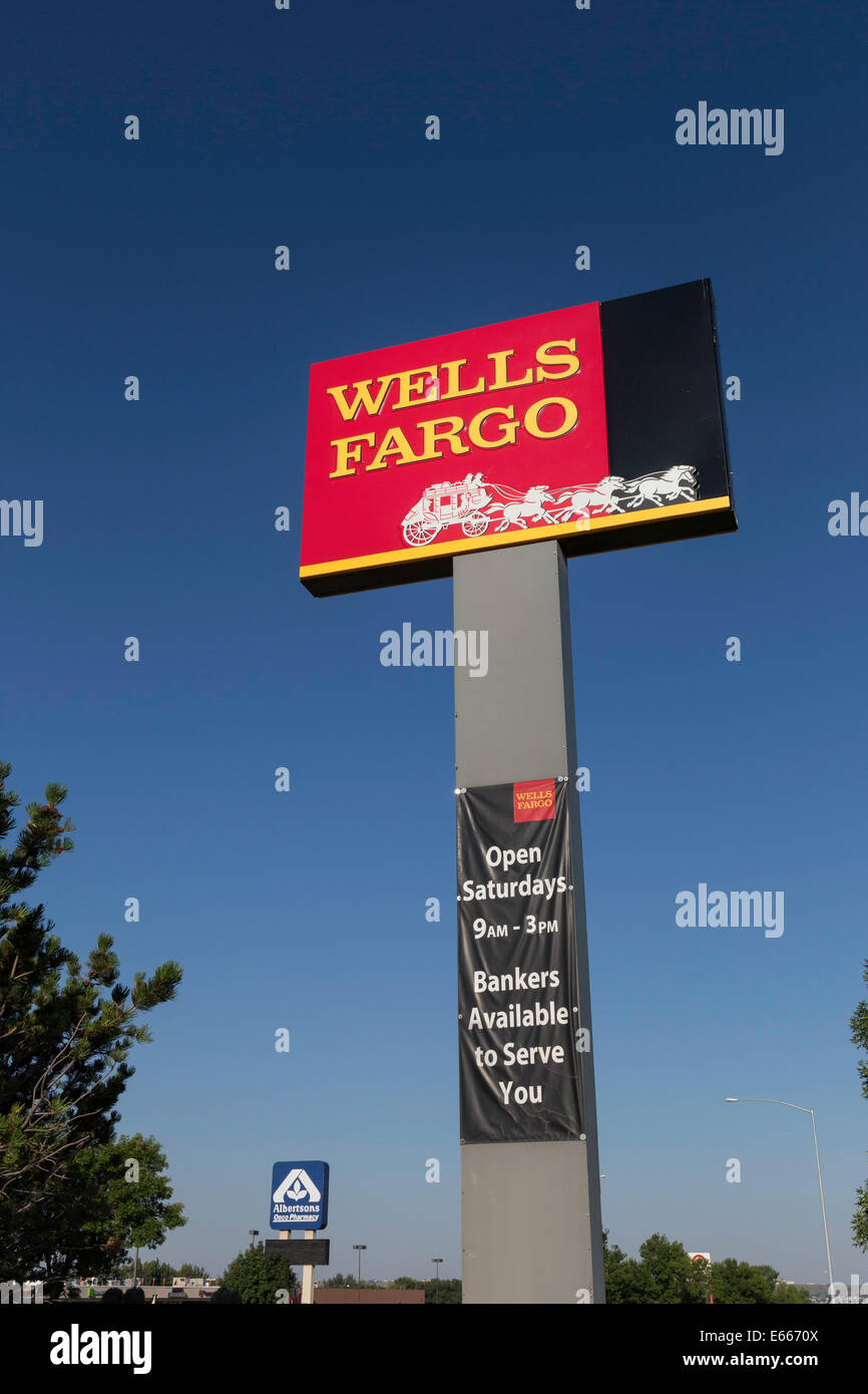 Wells fargo signage hi-res stock photography and images - Alamy