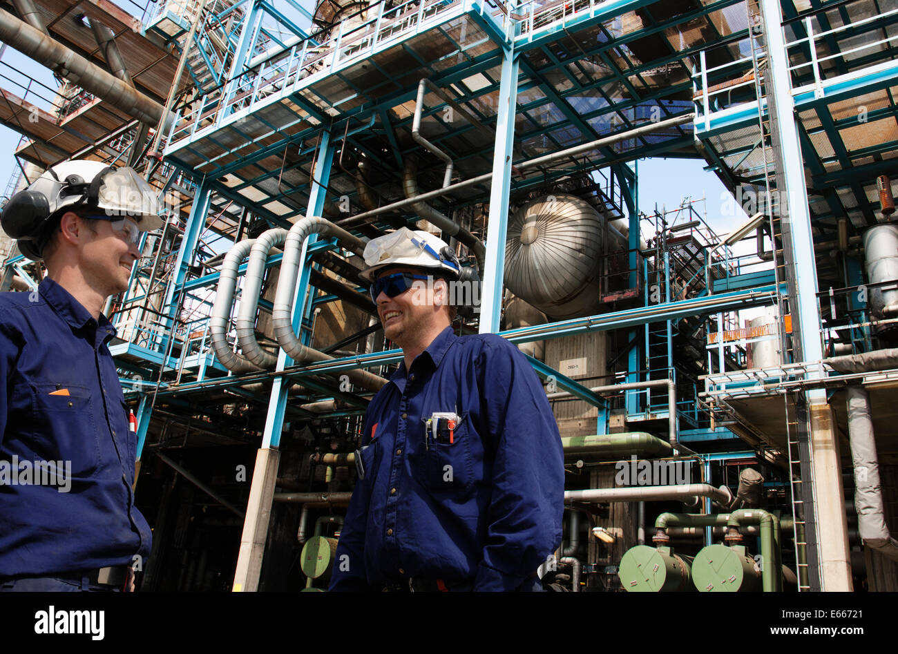 Oil gas inside refinery hi-res stock photography and images - Alamy