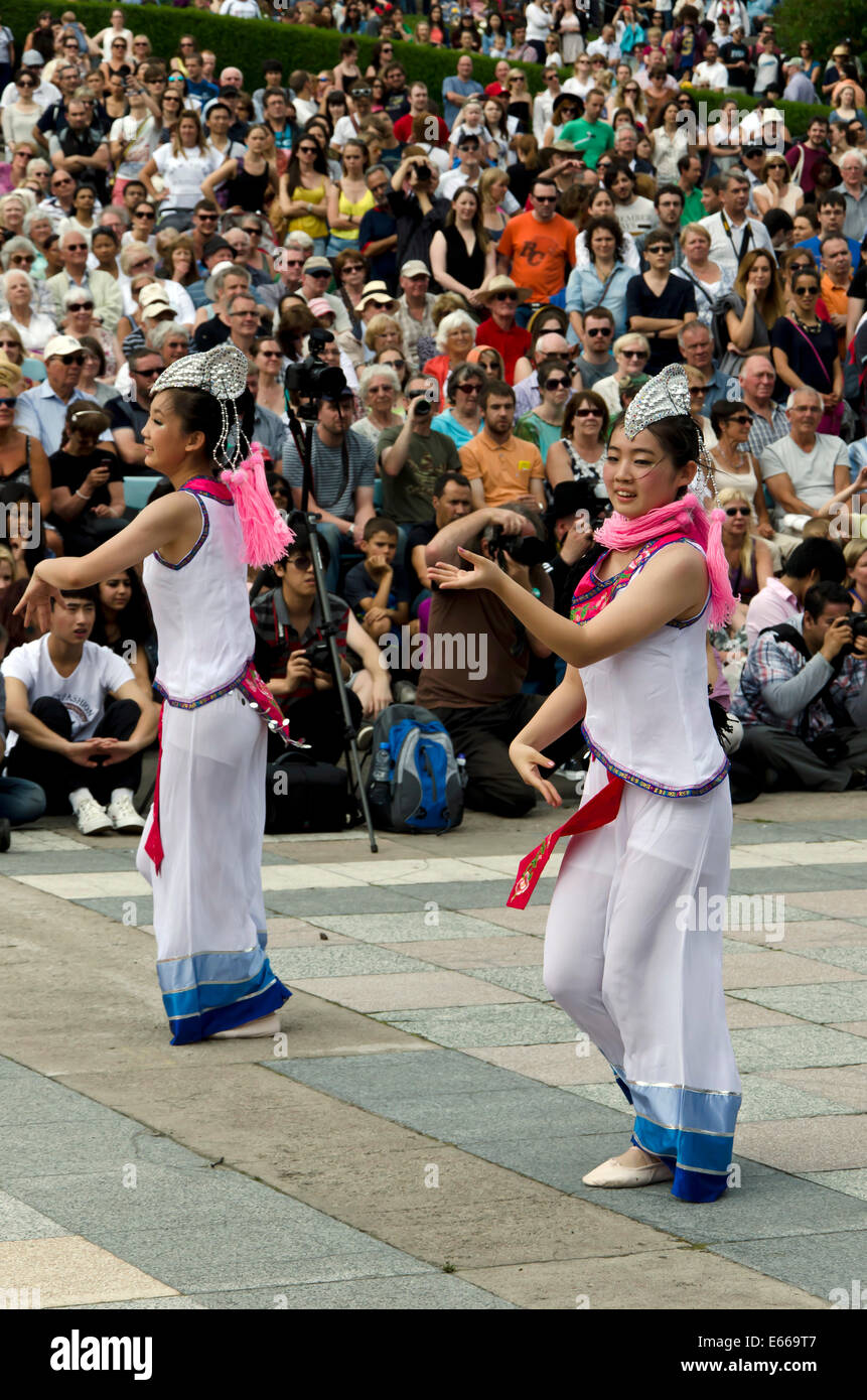 Chinese dancers female hi-res stock photography and images - Alamy