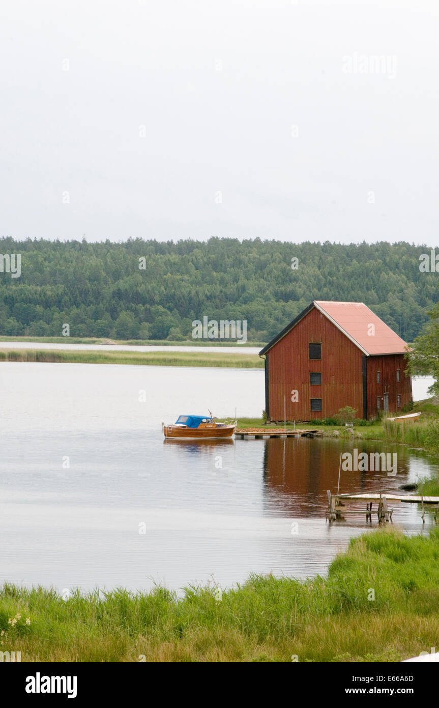 swedish lake lakes sweden boat house red falun paint Stock Photo - Alamy