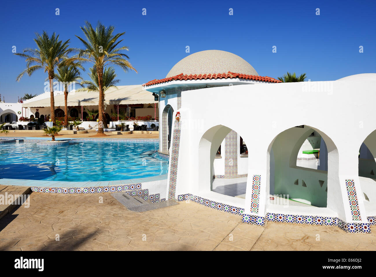 Pool with bar hi-res stock photography and images - Alamy