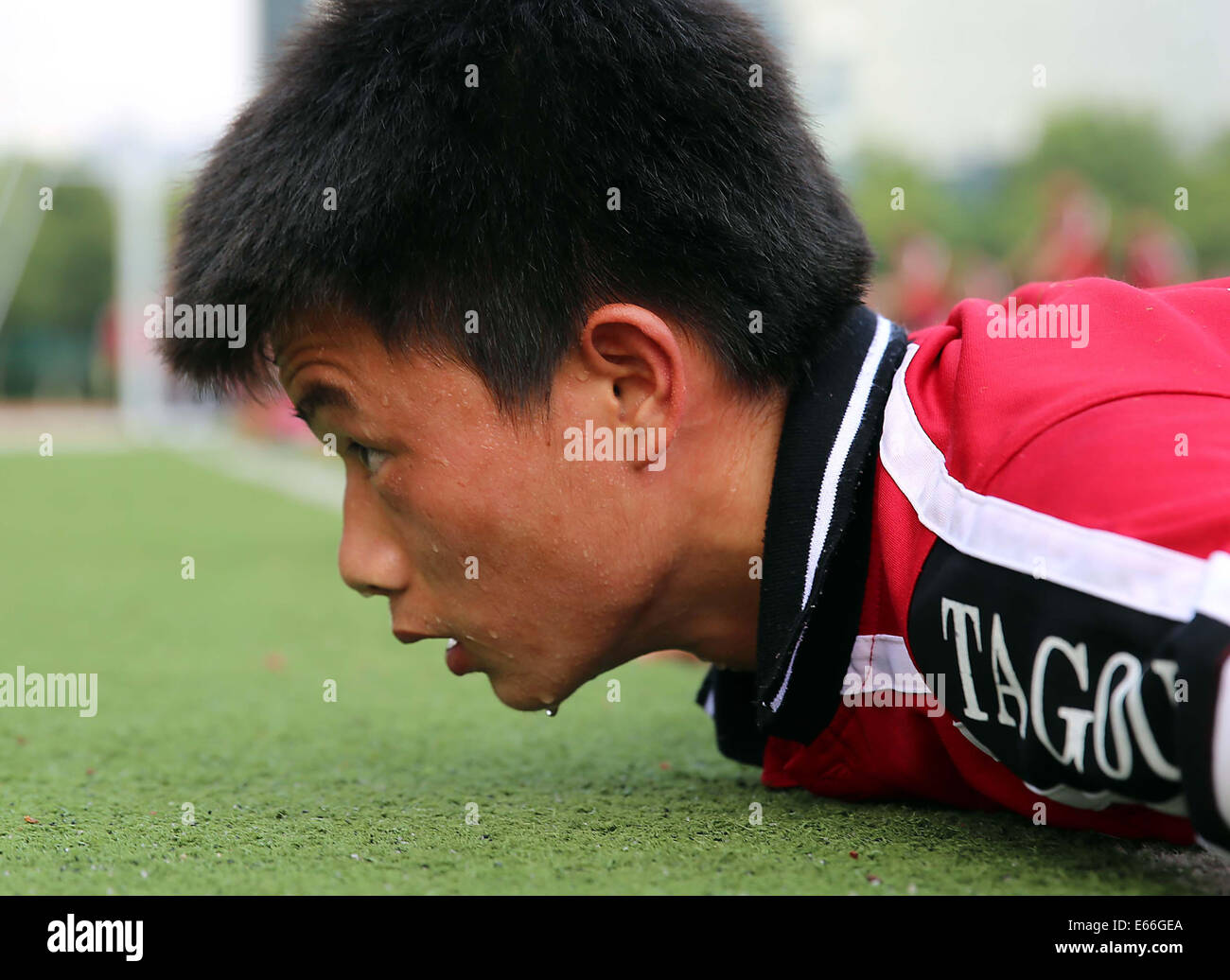 Nanjing, China. 15th Aug, 2014. A young performer from Songshan Shaolin ...