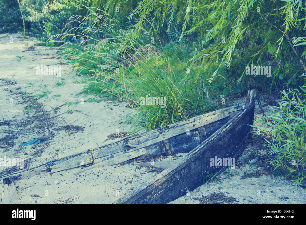Run down boat hi-res stock photography and images - Alamy