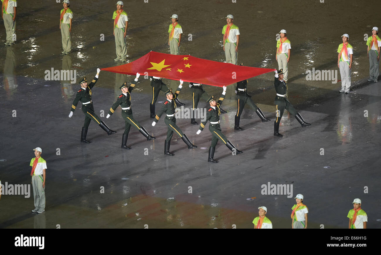 (140816) -- NANJING, Aug. 16, 2014 (Xinhua) -- Eight flag bearers from ...