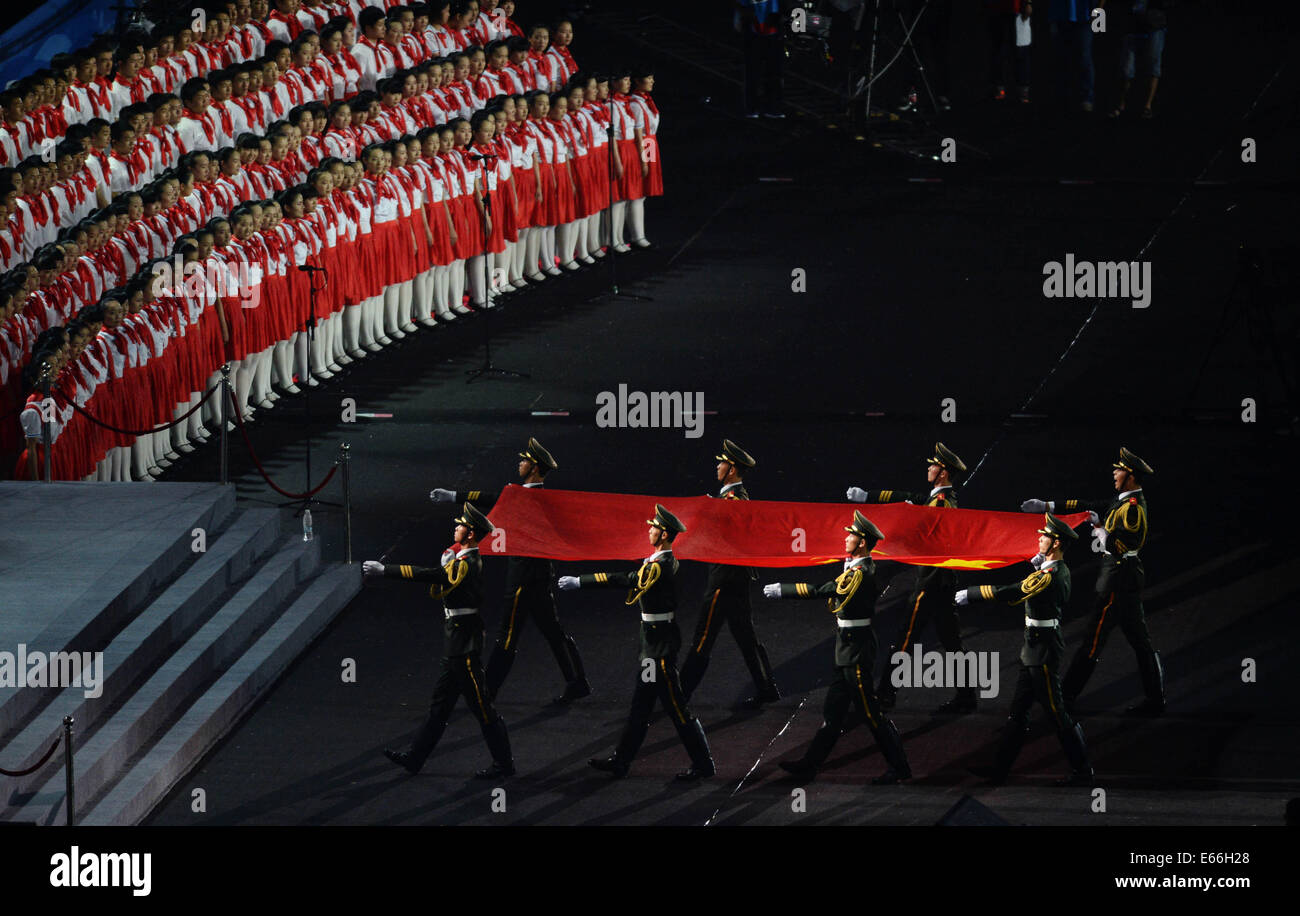 (140816) -- NANJING, Aug. 16, 2014 (Xinhua) -- The national flag of ...