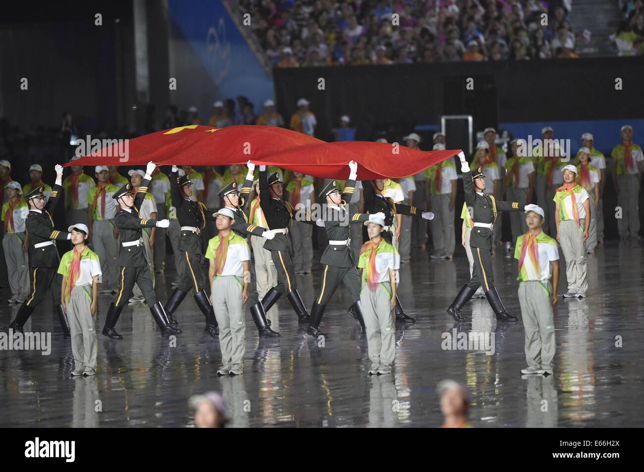 (140816) -- NANJING, Aug. 16, 2014 (Xinhua) -- The national flag of ...