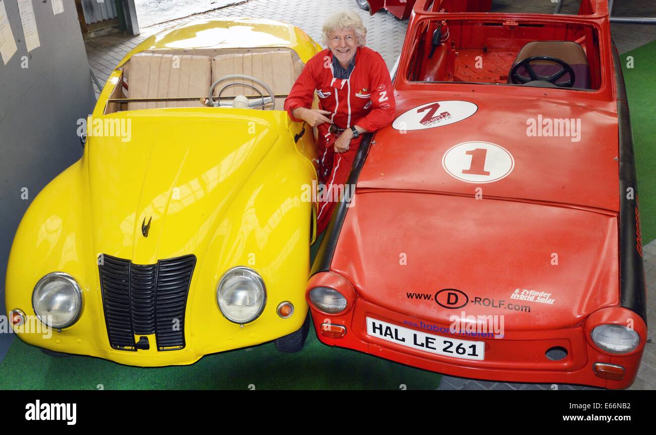 Merseburg, Germany. 16th Aug, 2014. Rolf Becker (C) stands in between a ...