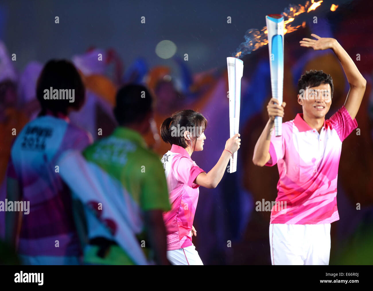 Nanjing. 16th Aug, 2014. Chinese diver Chen Ruolin (1st, R) receives ...