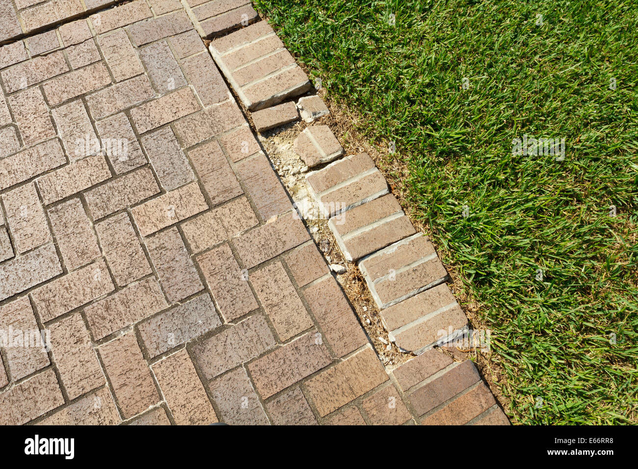 Lawn edge hi-res stock photography and images - Alamy
