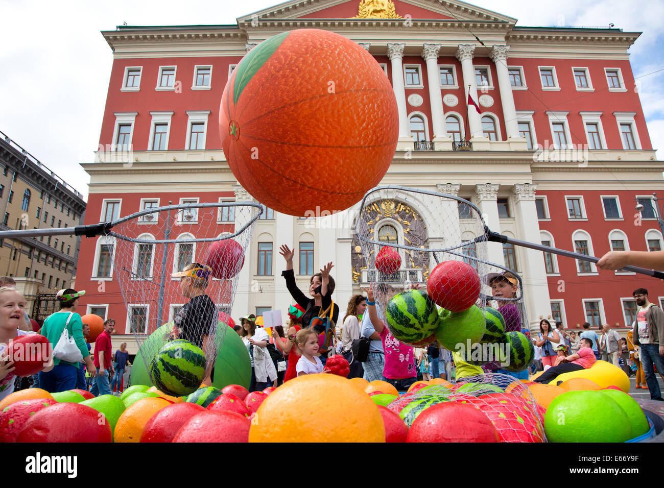 Moscow, Russia. 16th Aug 2014. Fruit carnival and parade are part of ...