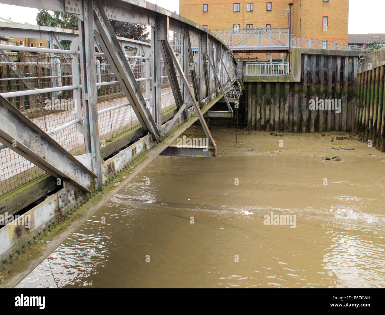 A footbridge by the River Thames at Gravesend Stock Photo - Alamy