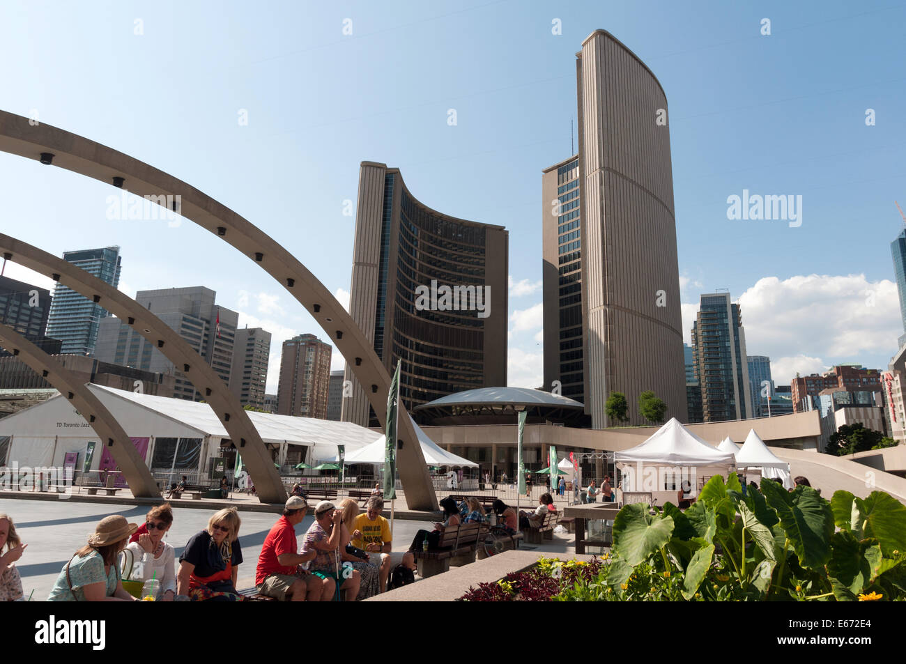 City by summer hi-res stock photography and images - Alamy