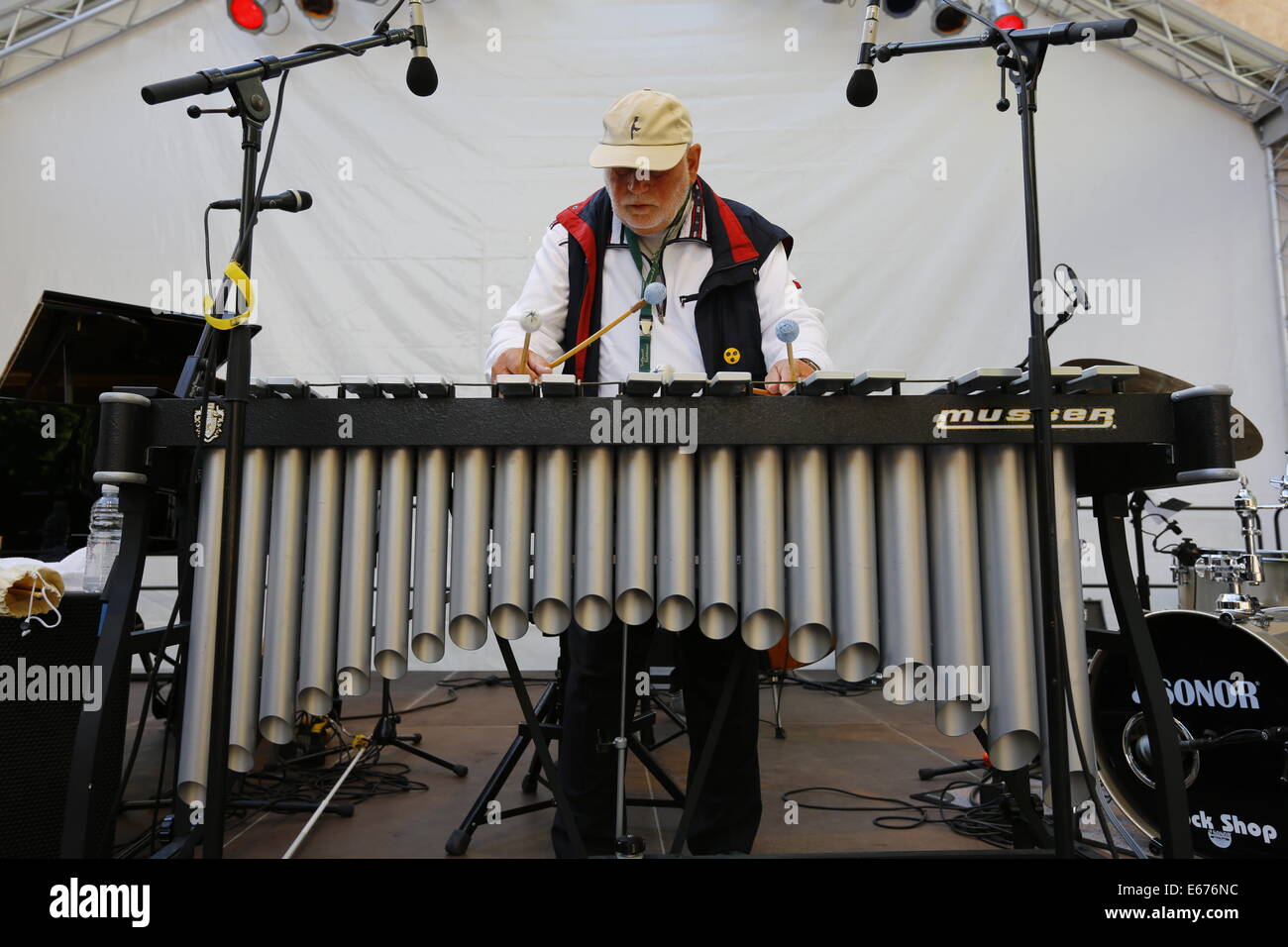 Vibraphone player hi-res stock photography and images - Alamy