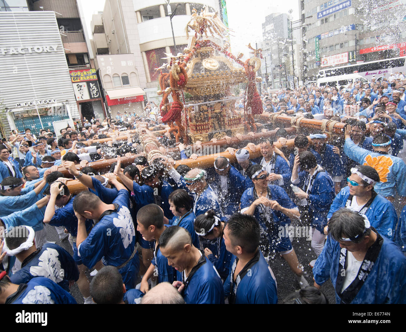 Tokyo, Japan. 17th Aug 2014. Fukagawa Fetival aka water throwing ...