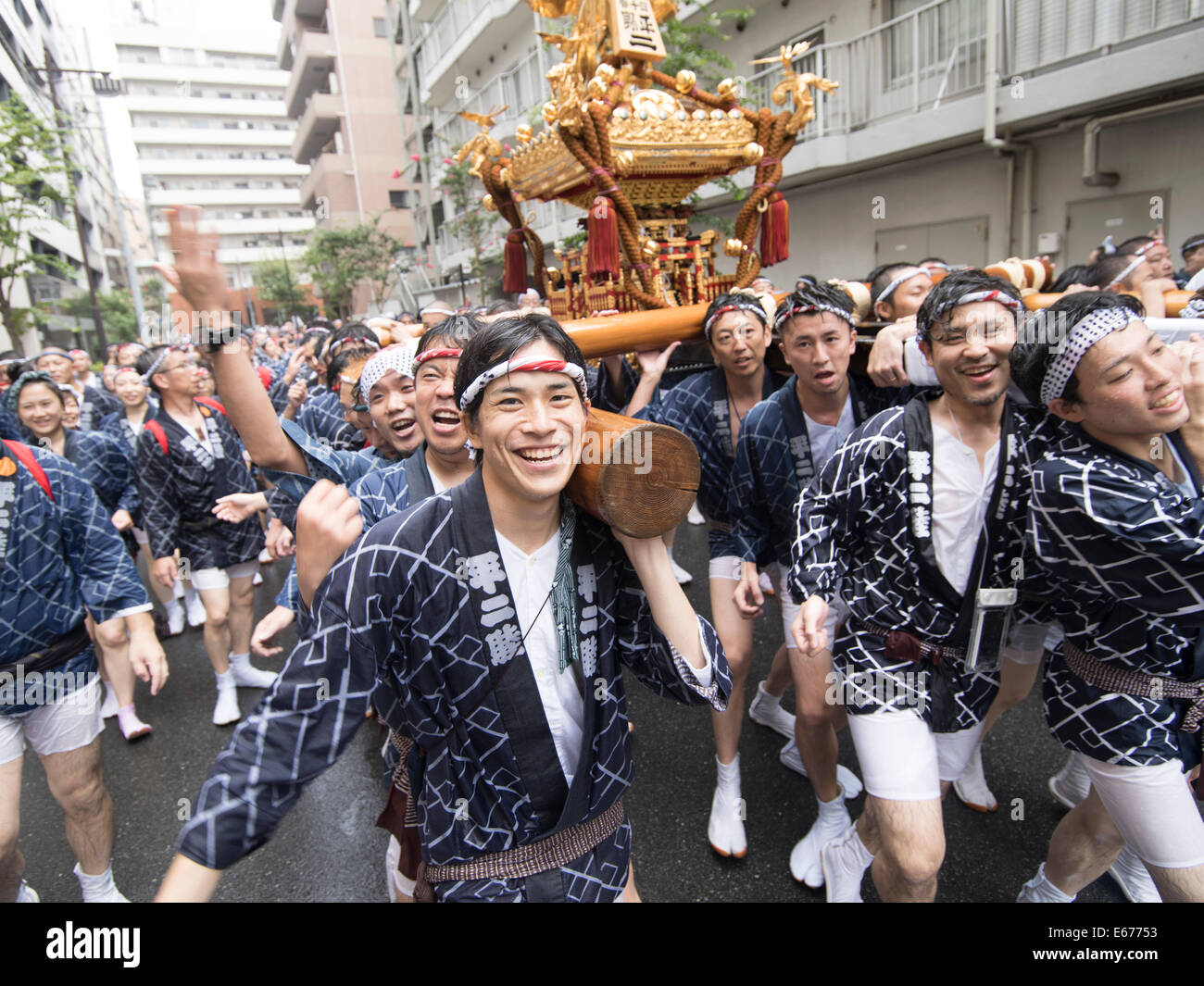 Tokyo, Japan. 17th Aug 2014. Fukagawa Fetival aka water throwing ...