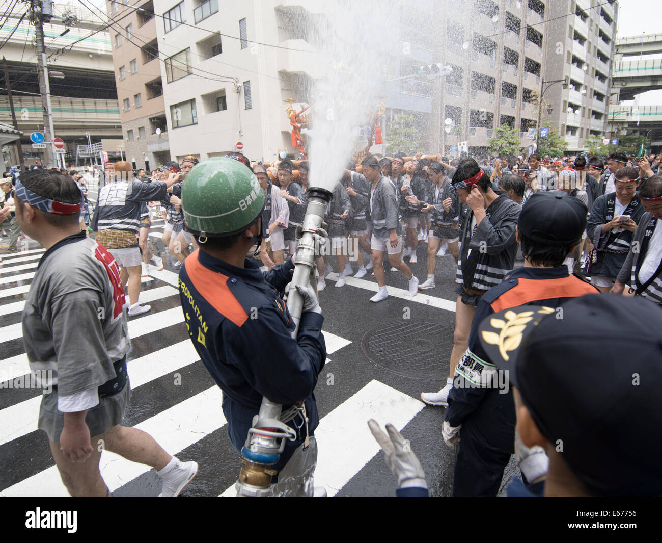 Tokyo, Japan. 17th Aug 2014. Fukagawa Fetival aka water throwing ...
