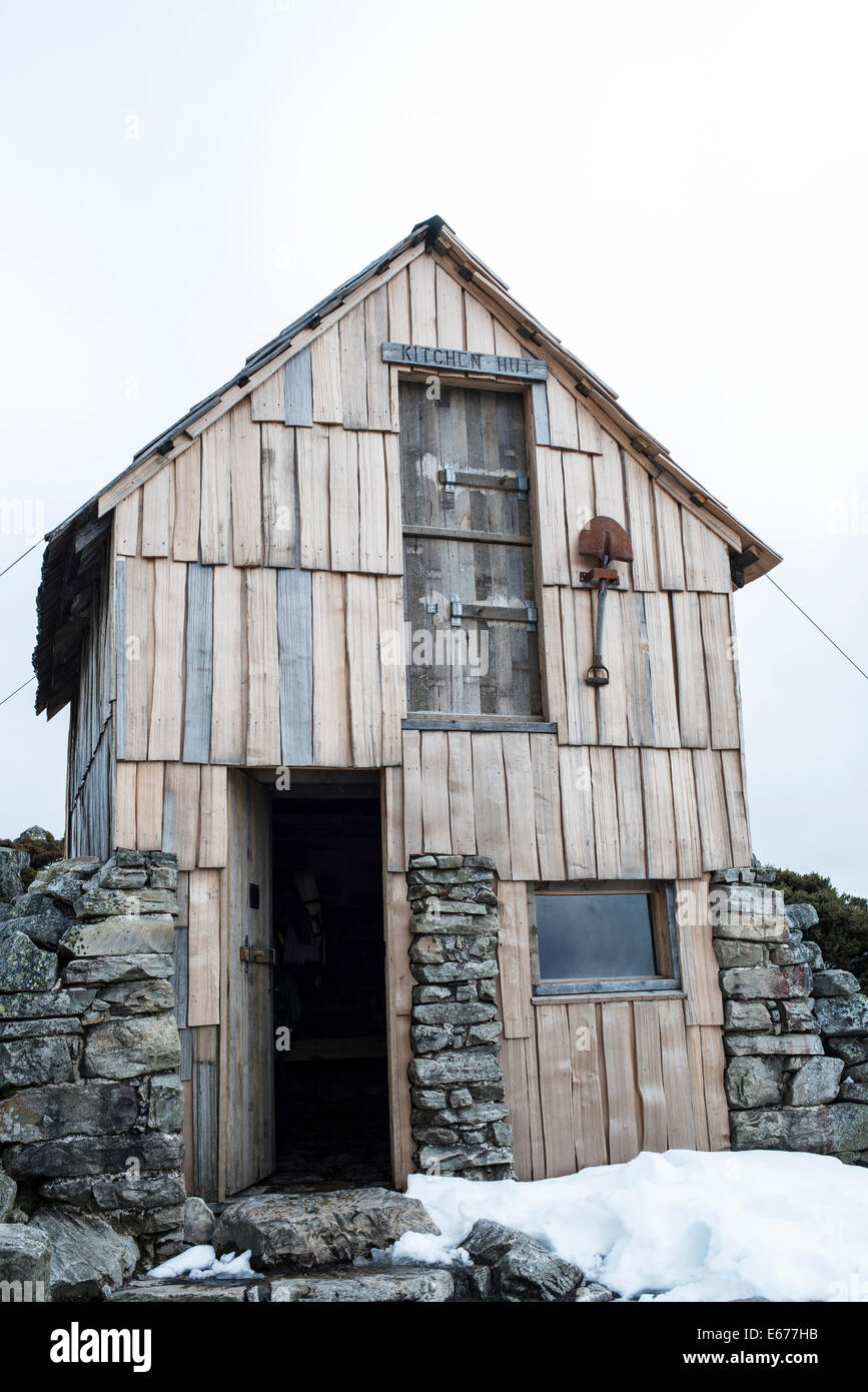 Overland track hut hi-res stock photography and images - Alamy