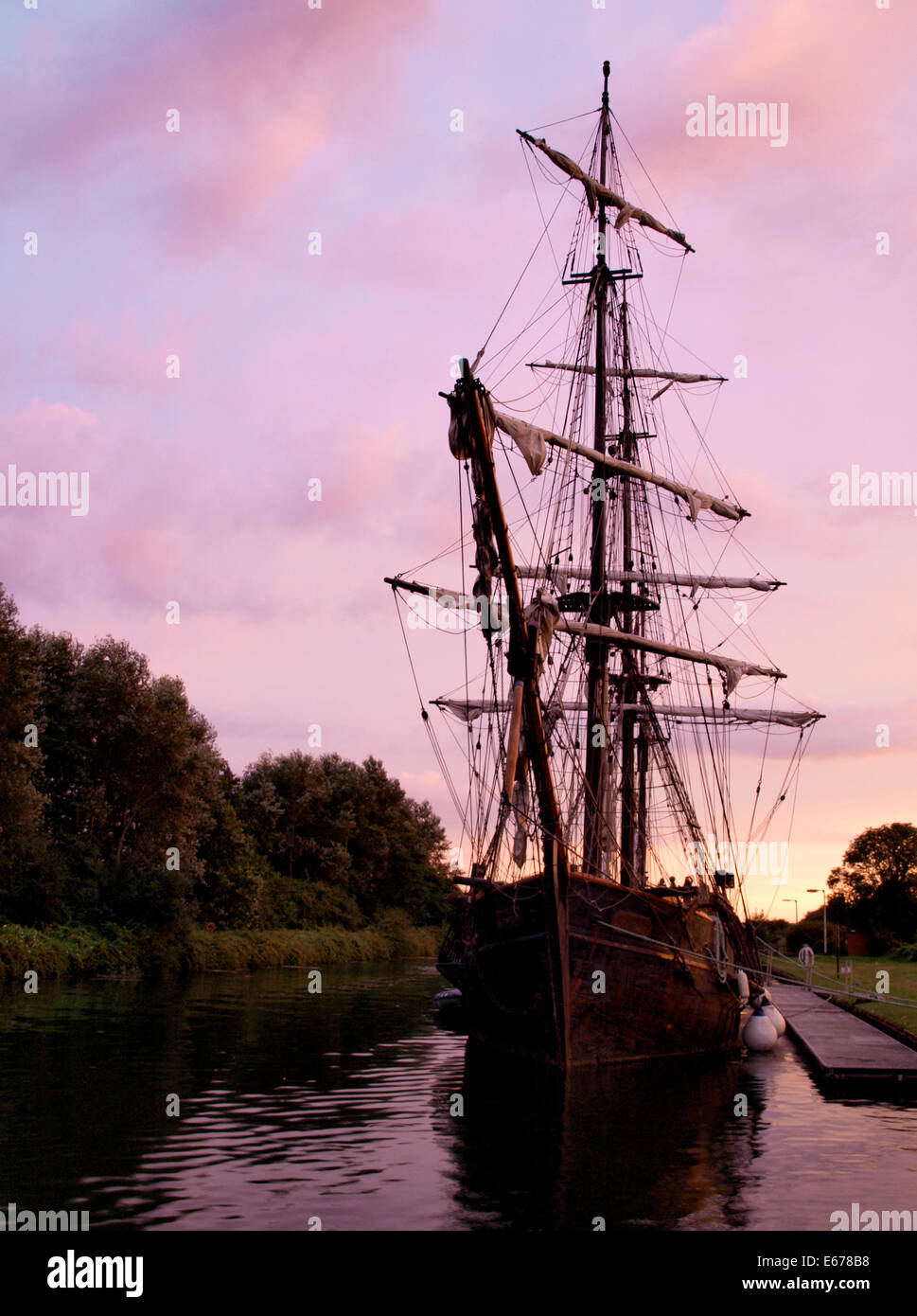 Gloucester sharpness ship canal hi-res stock photography and images - Alamy