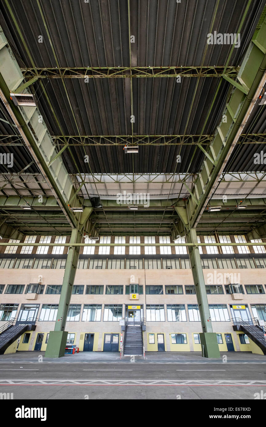 Terminal buildings hi-res stock photography and images - Alamy