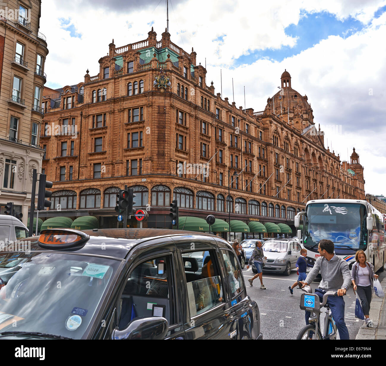 London harrods departments store hi-res stock photography and images ...