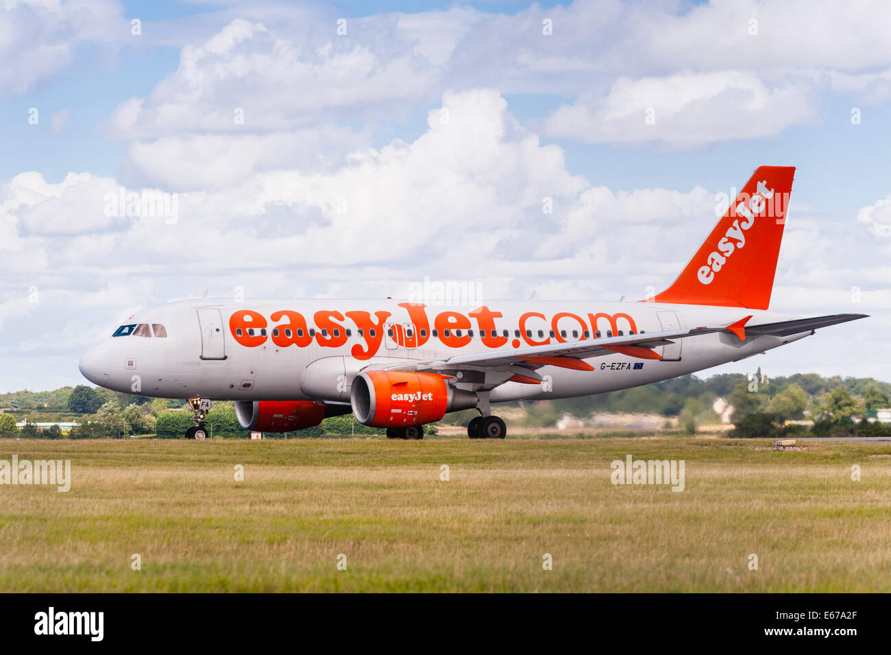 Easyjet planes luton airport hi-res stock photography and images - Alamy