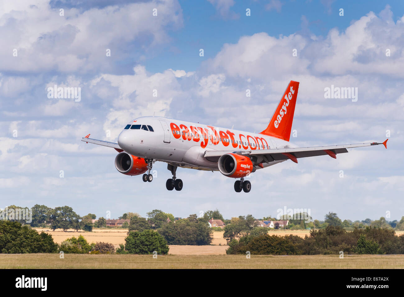 An easyjet plane landing hi-res stock photography and images - Alamy