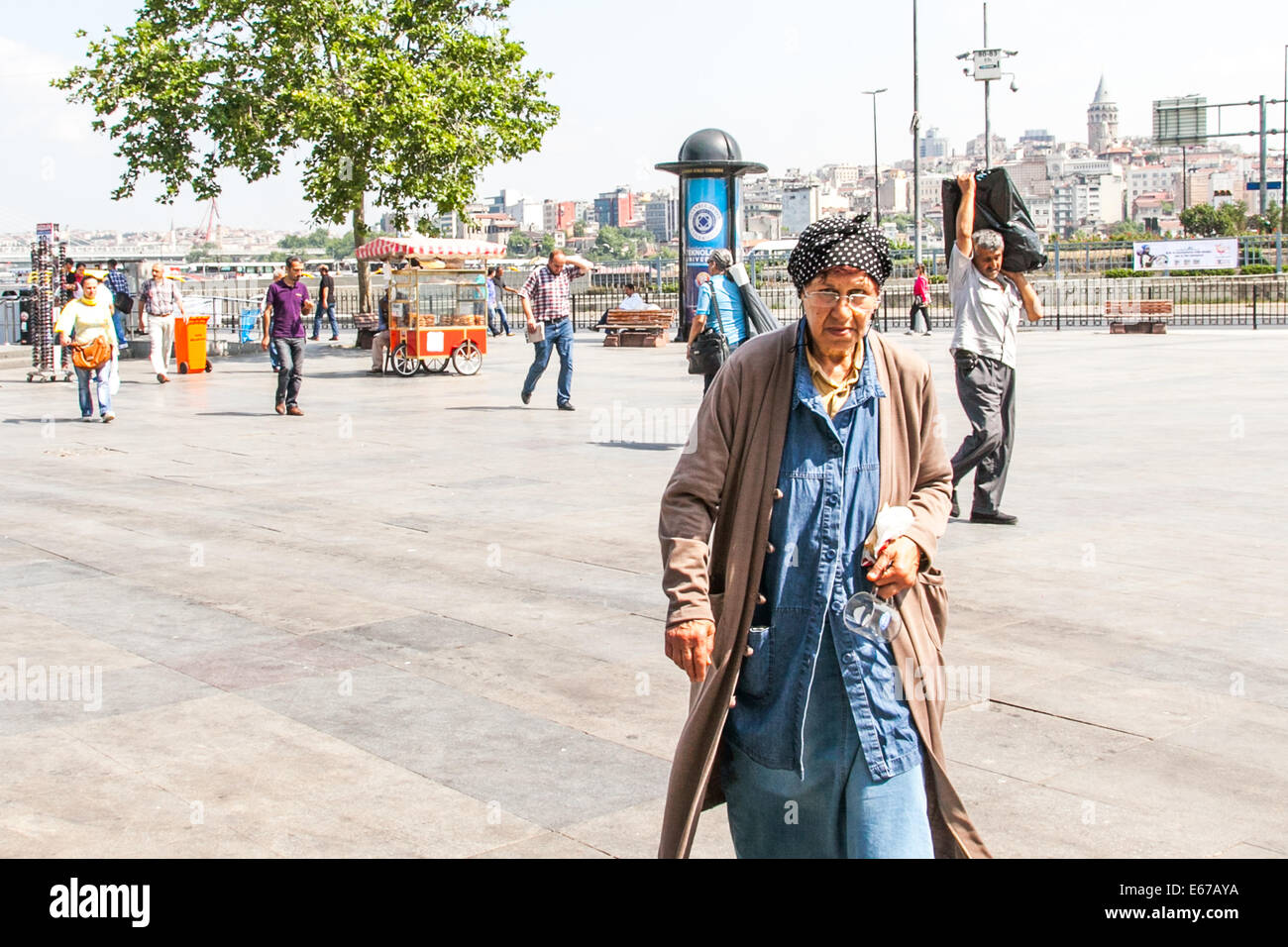 Istanbul people walking hi-res stock photography and images - Alamy