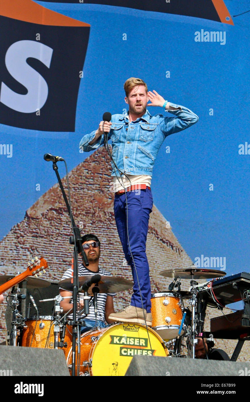 Lead singer of the kaiser chiefs hi-res stock photography and images ...