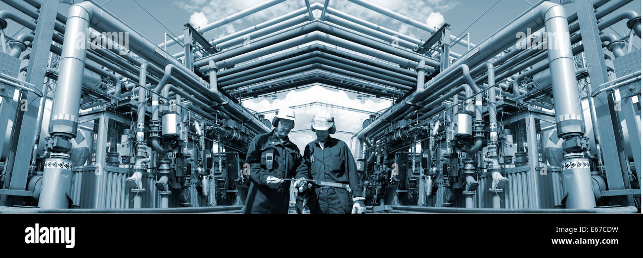 oil and gas engineering inside large refinery Stock Photo - Alamy
