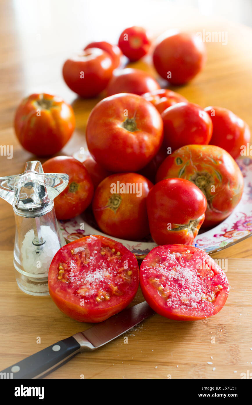 Tomatoes Sliced and whole fresh tomatoes Stock Photo - Alamy