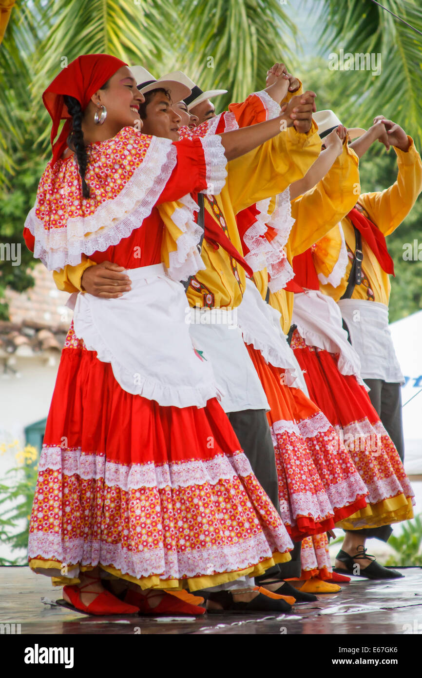 Colombian traditional folk dance hi-res stock photography and images ...