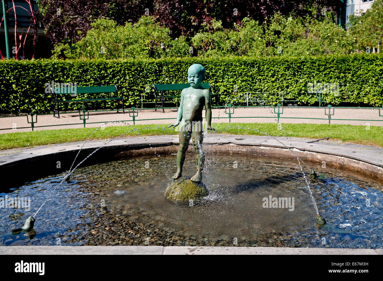 Grinegutten – The crying Boy in the city park in Bergen Norway Stock ...