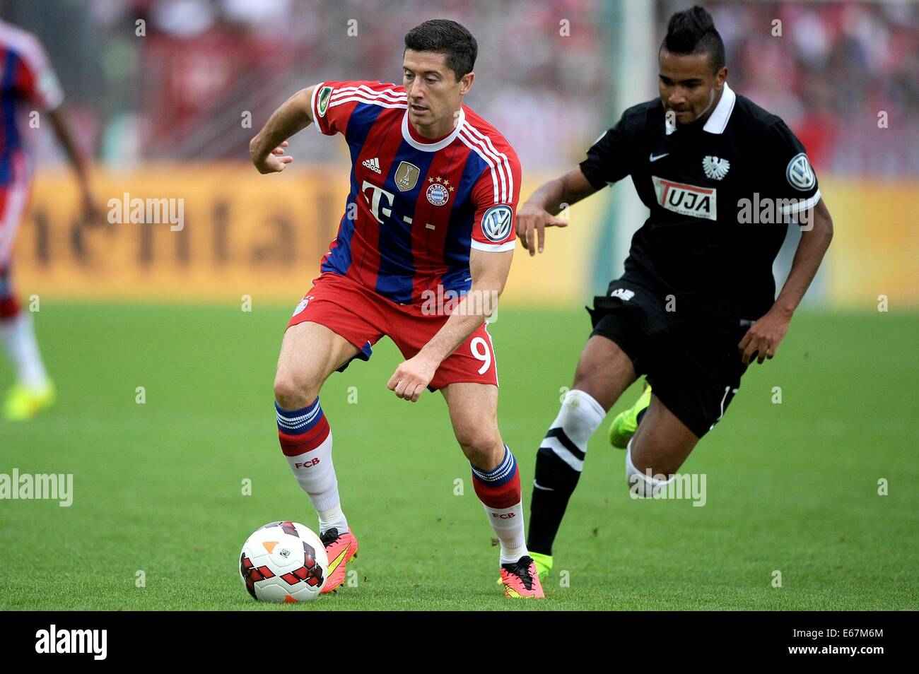 Munich's Robert Lewandowski (L) and Muenster's Erik Zenga vie for the ...