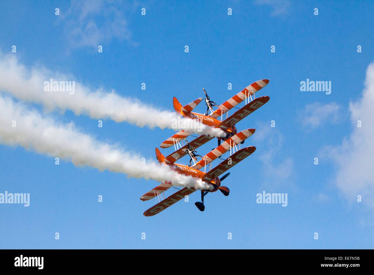 Acrobatic team hi-res stock photography and images - Alamy