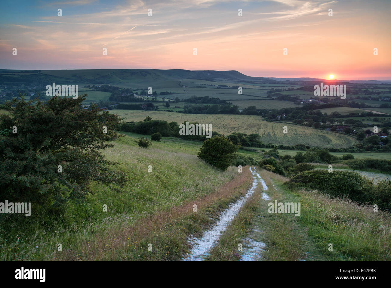 English countryside summer at dusk hi-res stock photography and images ...