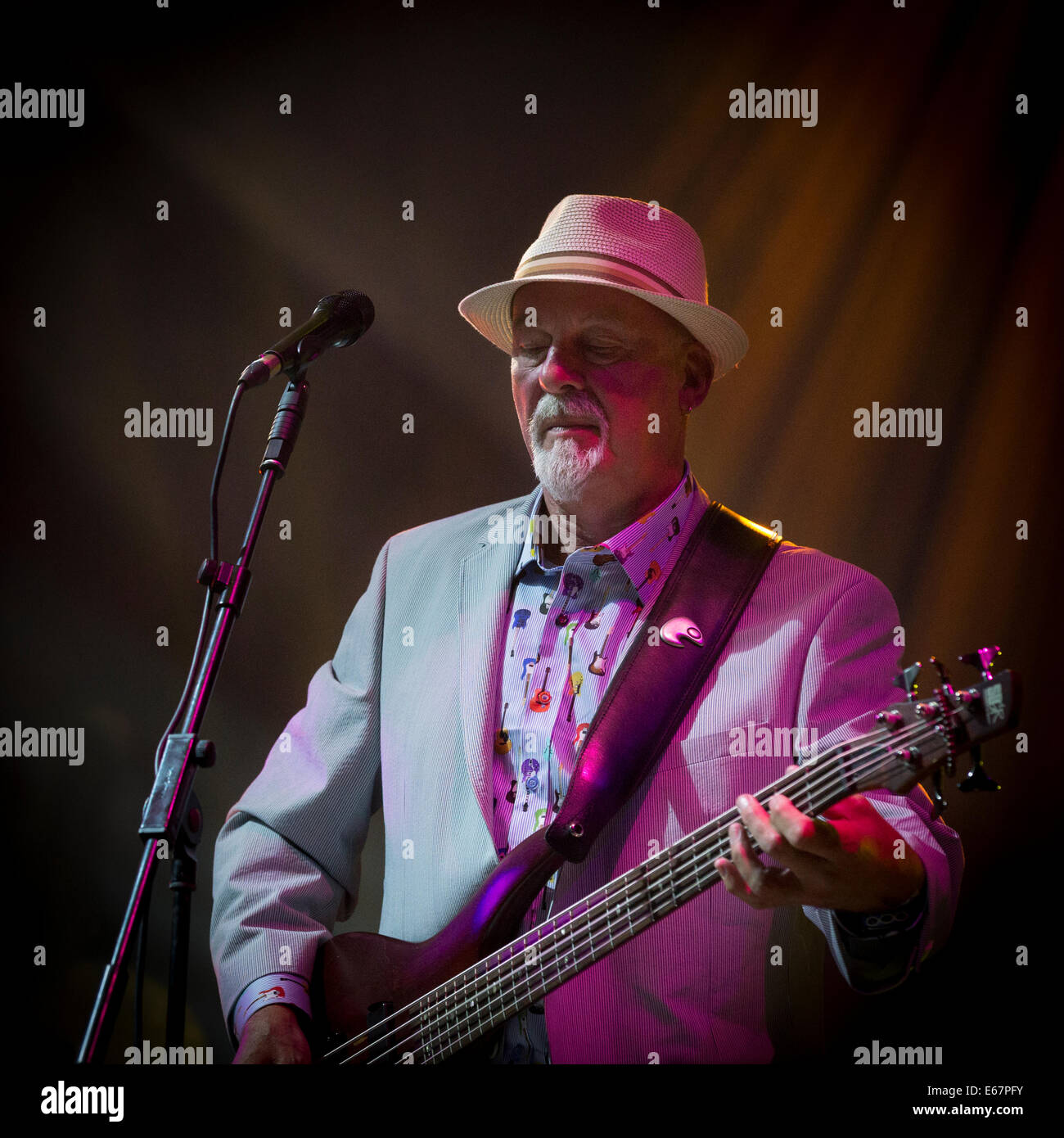 Dave pegg singer hi-res stock photography and images - Alamy