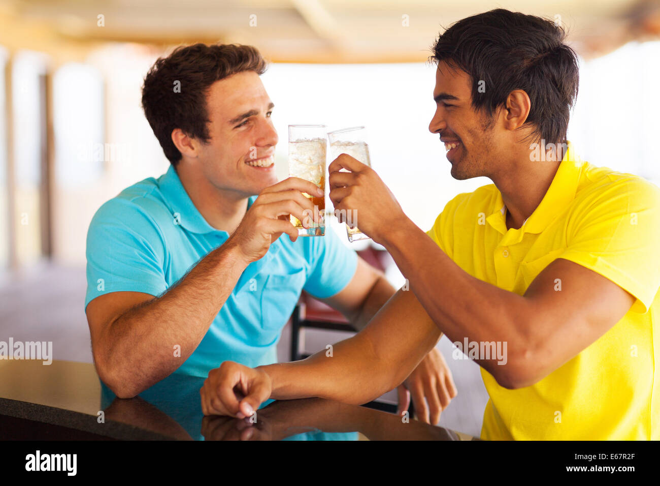 Clinking glasses hi-res stock photography and images - Alamy