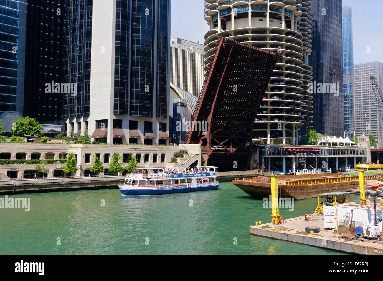 Dearborn Street Bridge open while riverwalk construction proceeds Stock ...