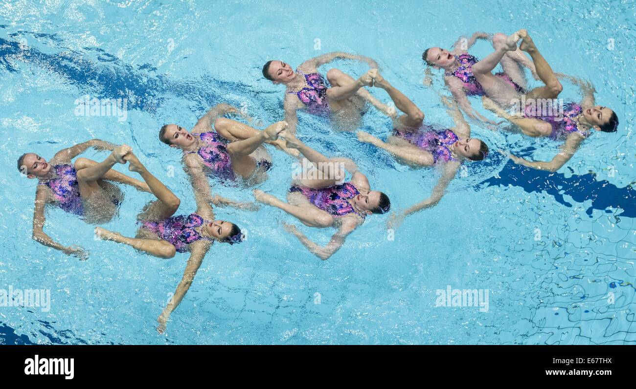 Synchro swimming hi-res stock photography and images - Alamy