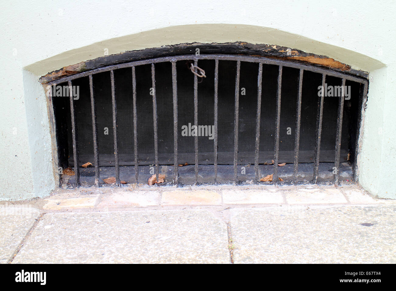 Covers grating hi-res stock photography and images - Alamy