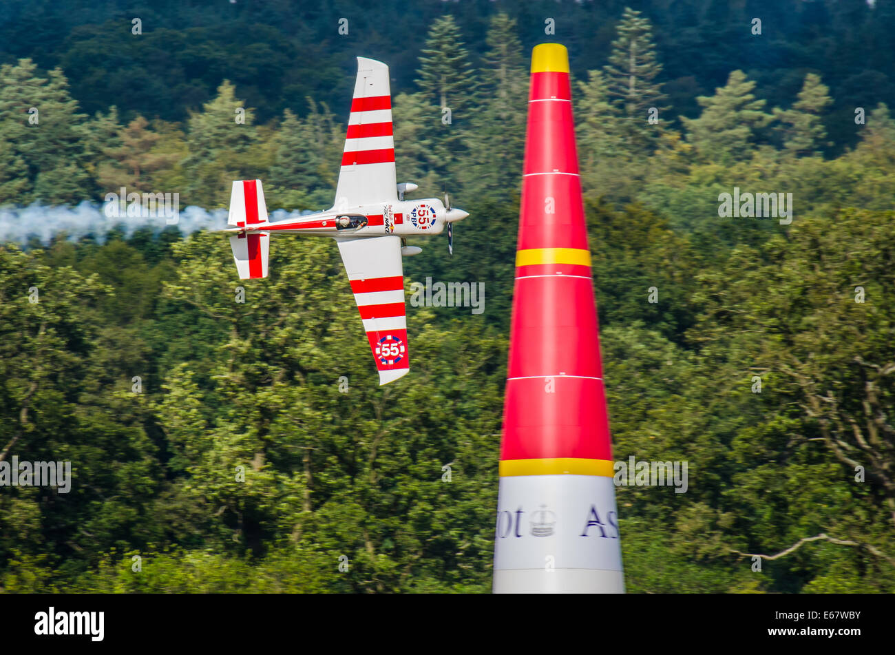 Paul Bonhomme flying through pylon gates at the UK round of the Red ...