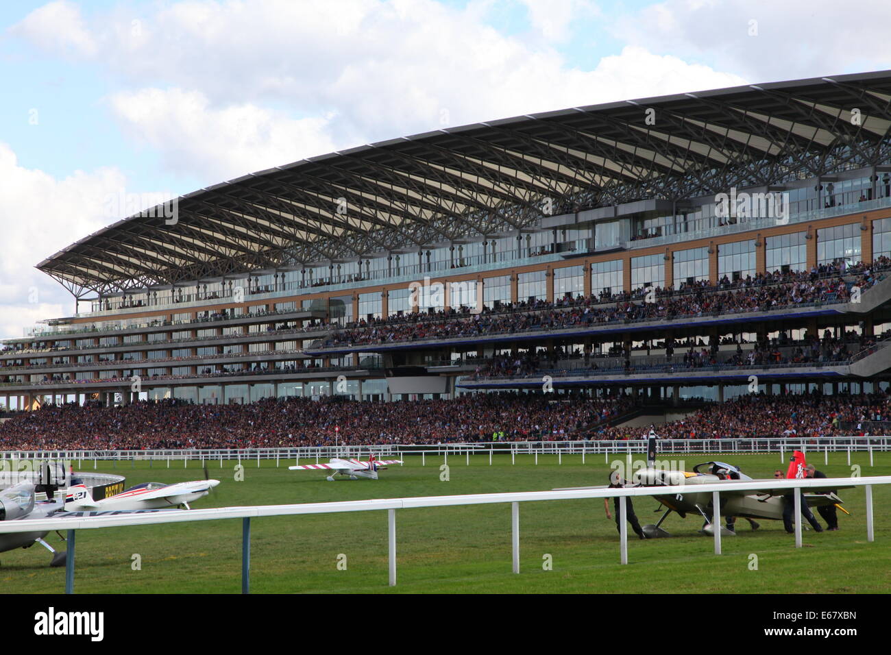 Ascot Racecourse, Berkshire, UK. 17th Aug, 2014. Scenes from the first ...
