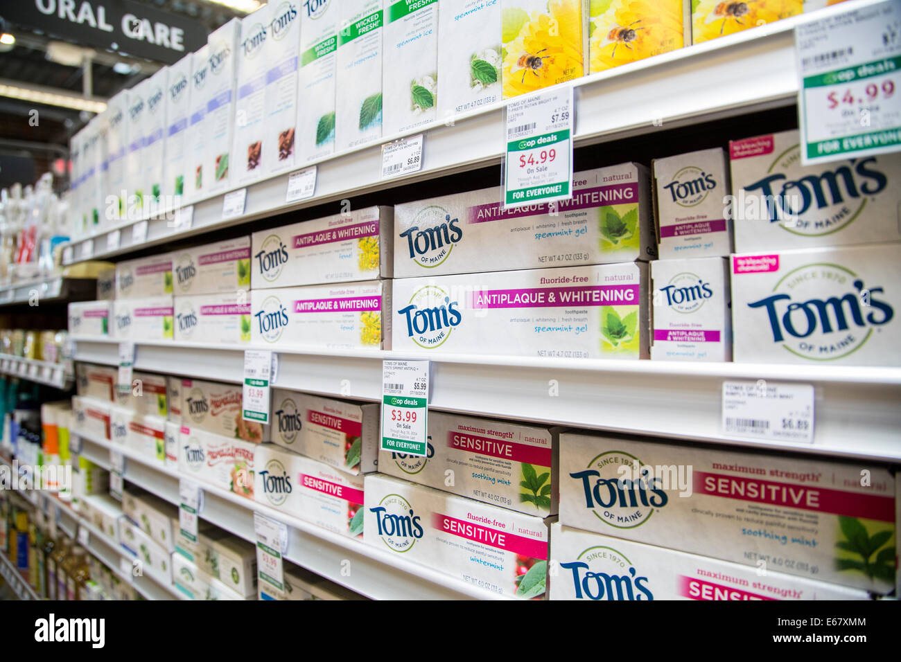 Toothpaste store hi-res stock photography and images - Alamy